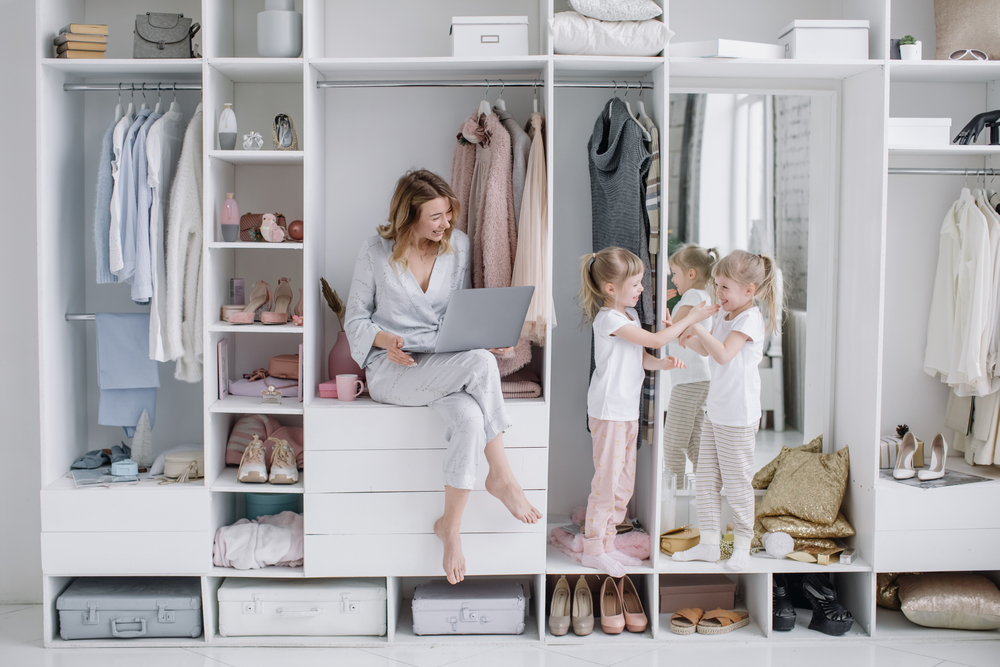 Optimiser un dressing : solutions gain de place efficaces